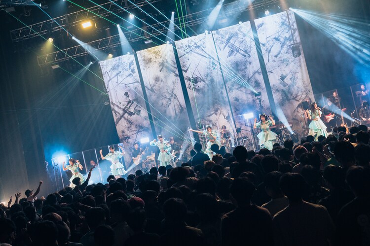 「Devil ANTHEM. ONE MAN LIVE『#でび夏霞演奏会2025』」の様子。（撮影：真島洸） - Devil ANTHEM.2度目の全編生演奏ライブ、強靭なアンサンブルと一体に ...