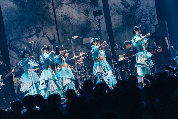 「Devil ANTHEM. ONE MAN LIVE『#でび夏霞演奏会2025』」の様子。（撮影：真島洸） - Devil ANTHEM.2度目の全編生演奏ライブ、強靭なアンサンブルと一体に ...