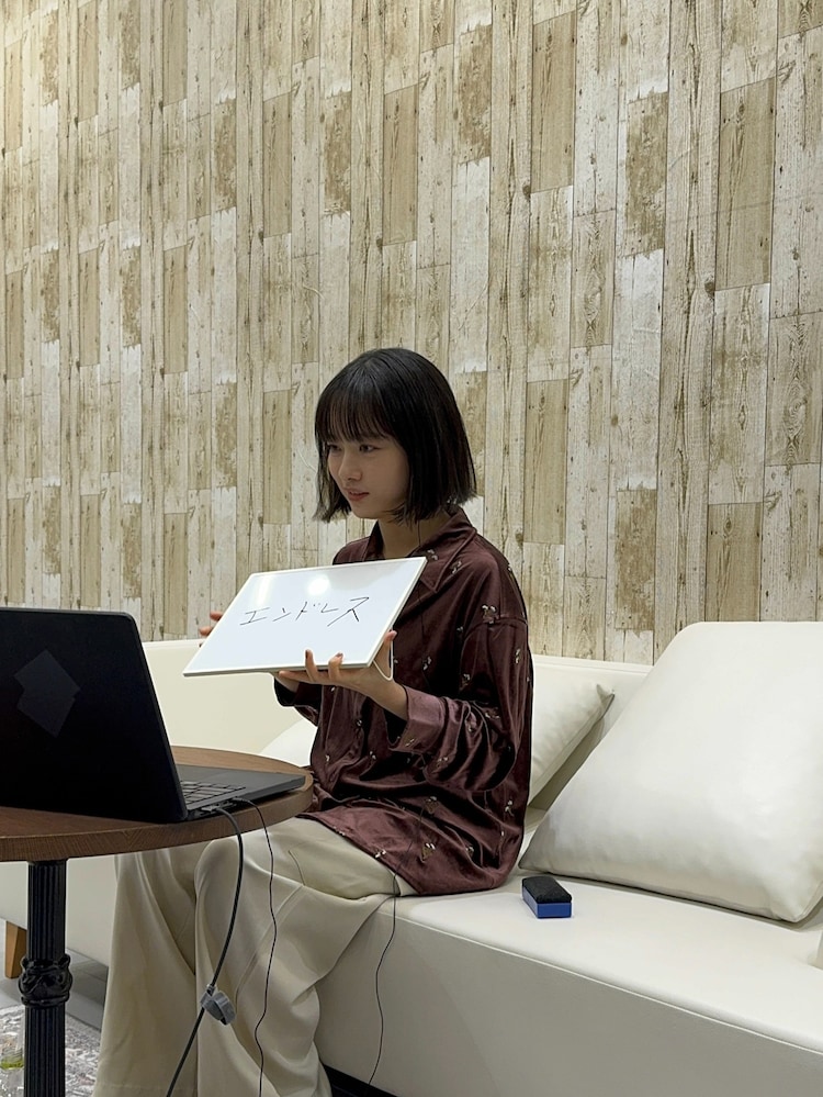 「TOMOOのMV品評会～2nd Album『DEAR MYSTERIES』編～」より、ホワイトボードに「エンドレス」と書いたTOMOO。 - TOMOOがスペシャで「MV品評会」撮影 ...