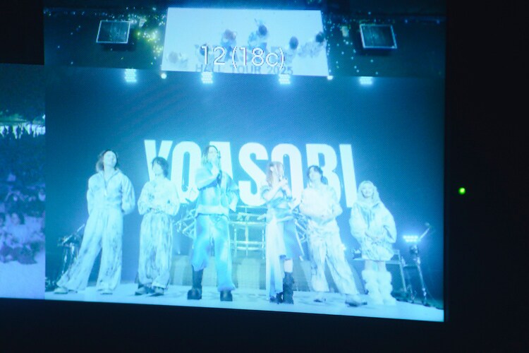 YOASOBI。「YOASOBI HALL TOUR 2025 WANDARA」沖縄公演より。（Photo by Kazuki ...