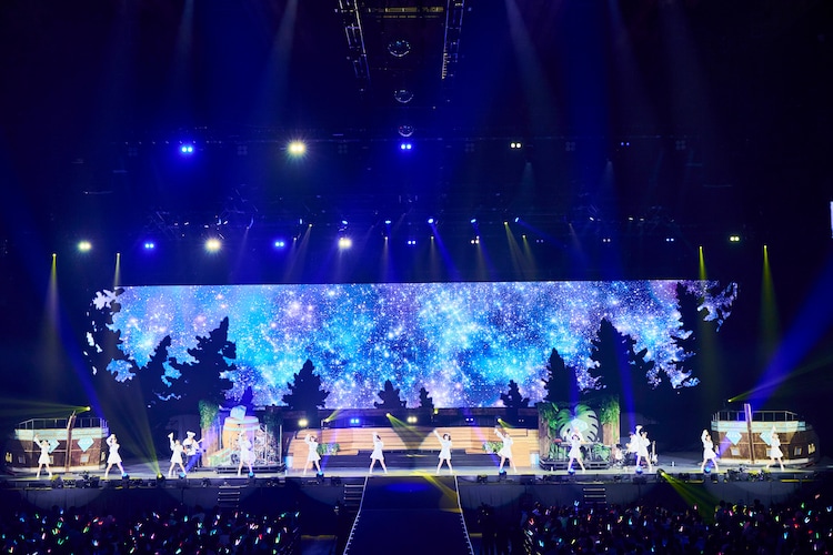 「≠ME 特別公演 2025」の様子。©YOANI - ≠ME、満員の有明アリーナで生バンド交えた多彩なパフォーマンス！7周年ライブはKアリーナ横浜で [画像ギャラリー 12/14] - 音楽ナタリー