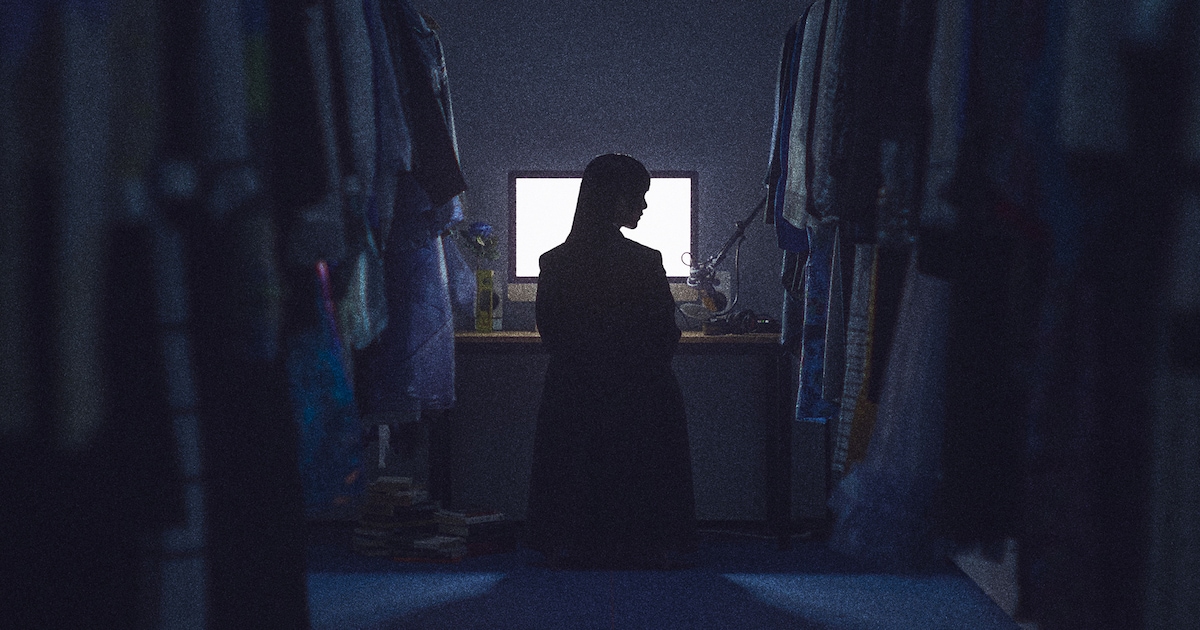 Ado「ビバリウム」MVは初の実写作品、待機画面にその横顔が - 音楽ナタリー
