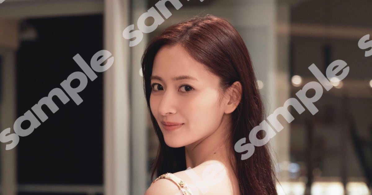 金川紗耶（乃木坂46）1st写真集「好きのグラデーション」特典のポストカード。（TSUTAYA[SHIBUYAは除く]）（撮影：三宮幹史 ...