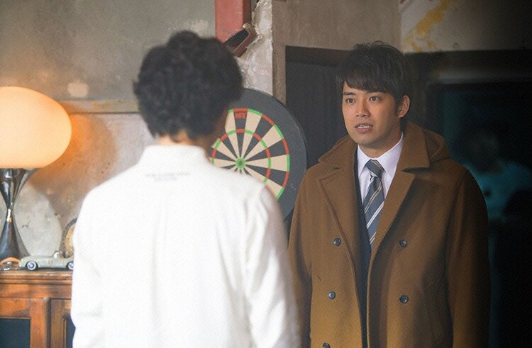 「神酒クリニックで乾杯を」第1話より。 品川庄司・品川がはぐれ者の刑事役、三浦貴大&安藤政信w主演ドラマ [画像ギャラリー 3 8
