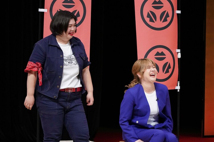 普段の髪型を褒められてどうしていいかわからない紅しょうが・熊元プロレス(左)。 東京に「the 出陣」した4組へノブコブ徳井が助言、マユ
