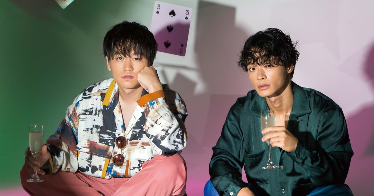 「JUNON」で撮影した東京ホテイソンのボイス入り目覚まし時計や抱きまくらカバー登場 - お笑いナタリー