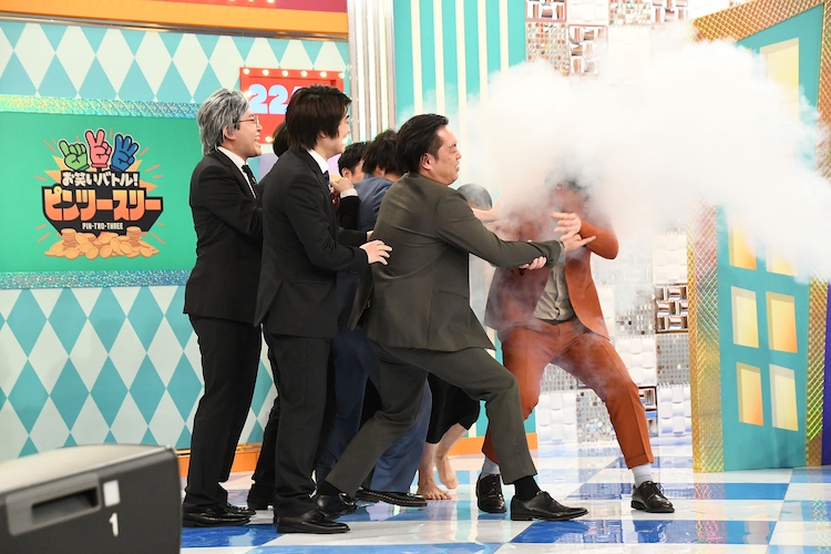 CO2を金魚番長・古市に浴びさせるエバースチーム - 金魚番長が“伝説”作る、NHKネタ番組「ピン・ツー・スリー」今後も語り継がれる最低得点 [画像ギャラリー 10/27] - お笑いナタリー