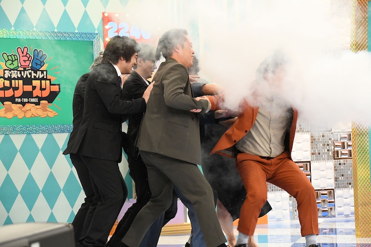 負けたエバースチームにはCO2噴射の罰ゲームが。 - 金魚番長が“伝説”作る、NHKネタ番組「ピン・ツー・スリー」今後も語り継がれる最低得点 [画像ギャラリー 1/27] - お笑いナタリー