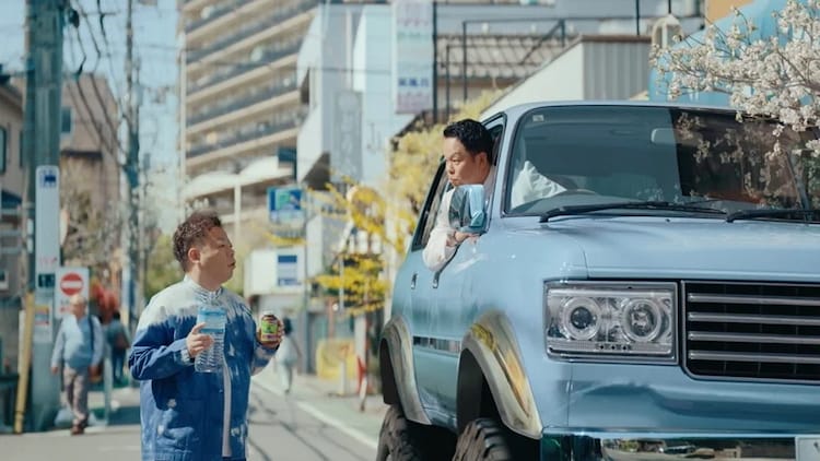 UHA瞬間サプリの新CM「スーッと溶ける」編より。ダイアンが少しピリつく瞬間 - ダイアンがUHA味覚糖のCM出演、少しピリつく瞬間あり [画像・動画ギャラリー 2/5] - お笑いナタリー