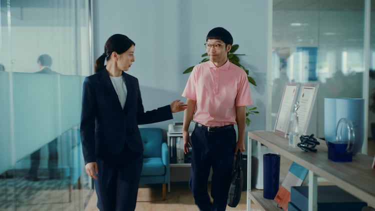 OpenWork CM「服装自由」編より - 転職初日にまさかの光景、男性ブランコ平井が戸惑う会社員を演じるCM [画像・動画ギャラリー 5/11] - お笑いナタリー
