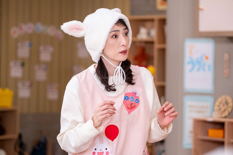 NHK総合「LIFE！マーベラスSP」より、コント「オオカミと子ヤギ」に出演する天海祐希。（写真提供：NHK） - NHK「LIFE！」天海祐希が被り物姿で幼稚園の先生に、「嬉しく楽しい撮影 ...