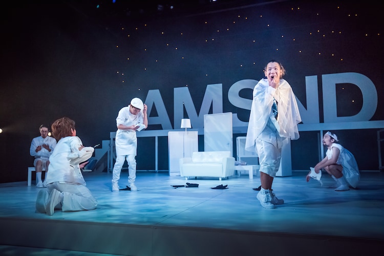 真っ白な衣装＆舞台美術で“AMSND”！KUNIO版「夏の夜の夢」開幕 - ステージナタリー