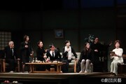 共に生きていこうとする家族の姿をユーモラスに描く、劇団民藝「ミツバチとさくら」上演中