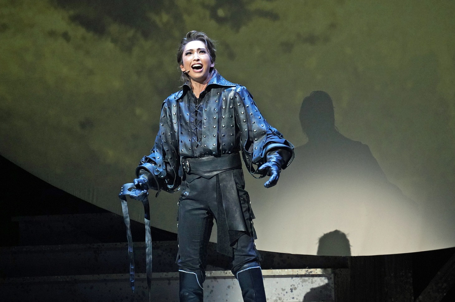 宝塚歌劇宙組「ZORRO THE MUSICAL」公開舞台稽古より。 - 桜木みなと“ゾロ”が悪を断つ、新トップスターお披露目の宝塚歌劇宙組 ...