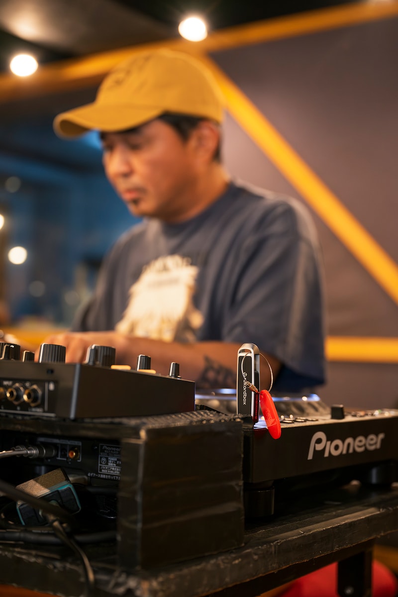 石野卓球はなぜSandiskに行き着いたのか？ DJ現場での数々のトラブルを乗り越えたUSBフラッシュドライブ使用法 - 音楽ナタリー 特集 ...
