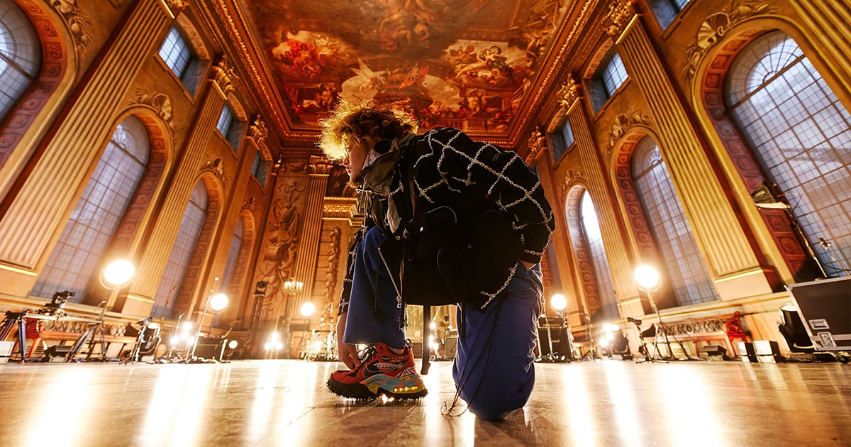 「Vaundy LIVE in London」放送記念｜歴史あるホールでのライブを経て、彼は何を感じたのか？ - 音楽ナタリー 特集・インタビュー